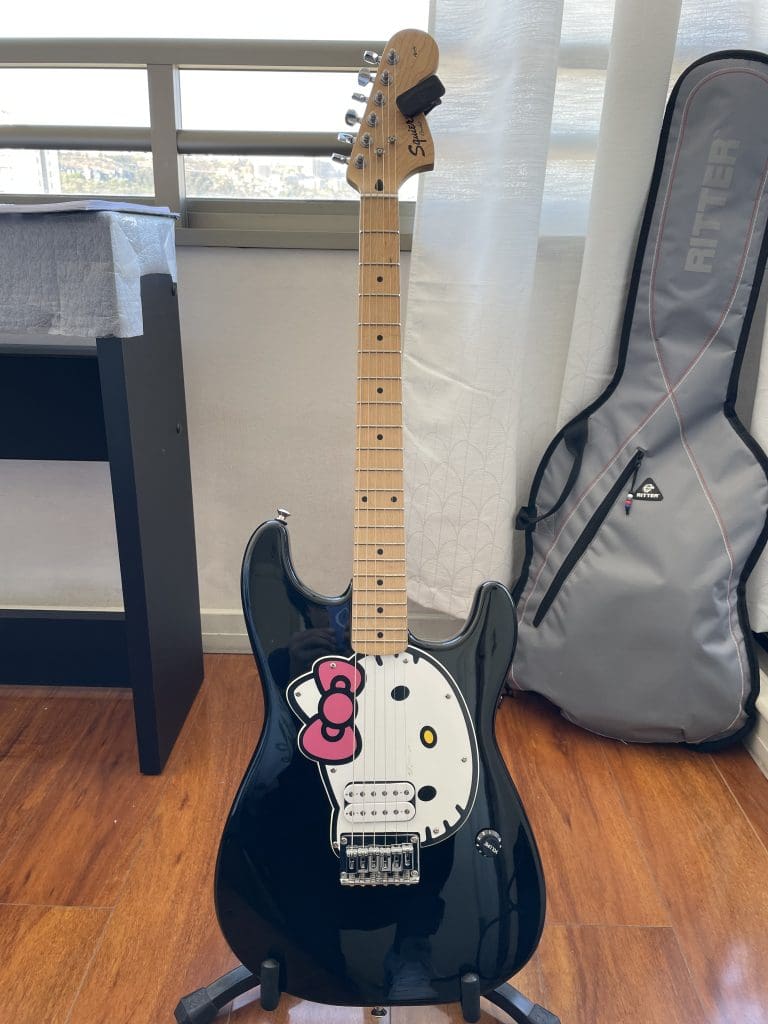 Fender Squier StratoCaster Hello Kitty - ReverbChile Marketplace